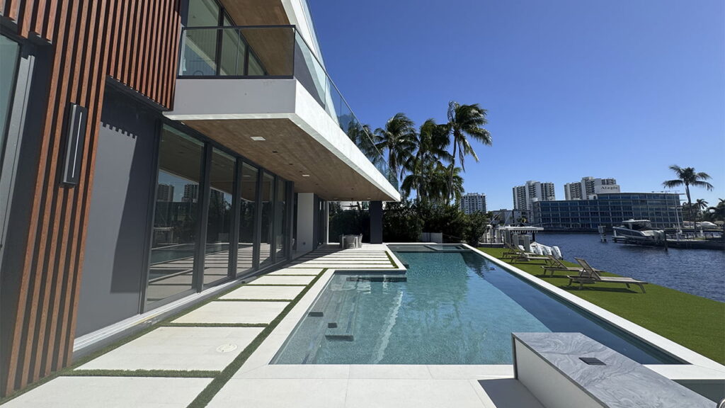 Porcelain tiles for pools in Miami: design, performance, and outdoor ...